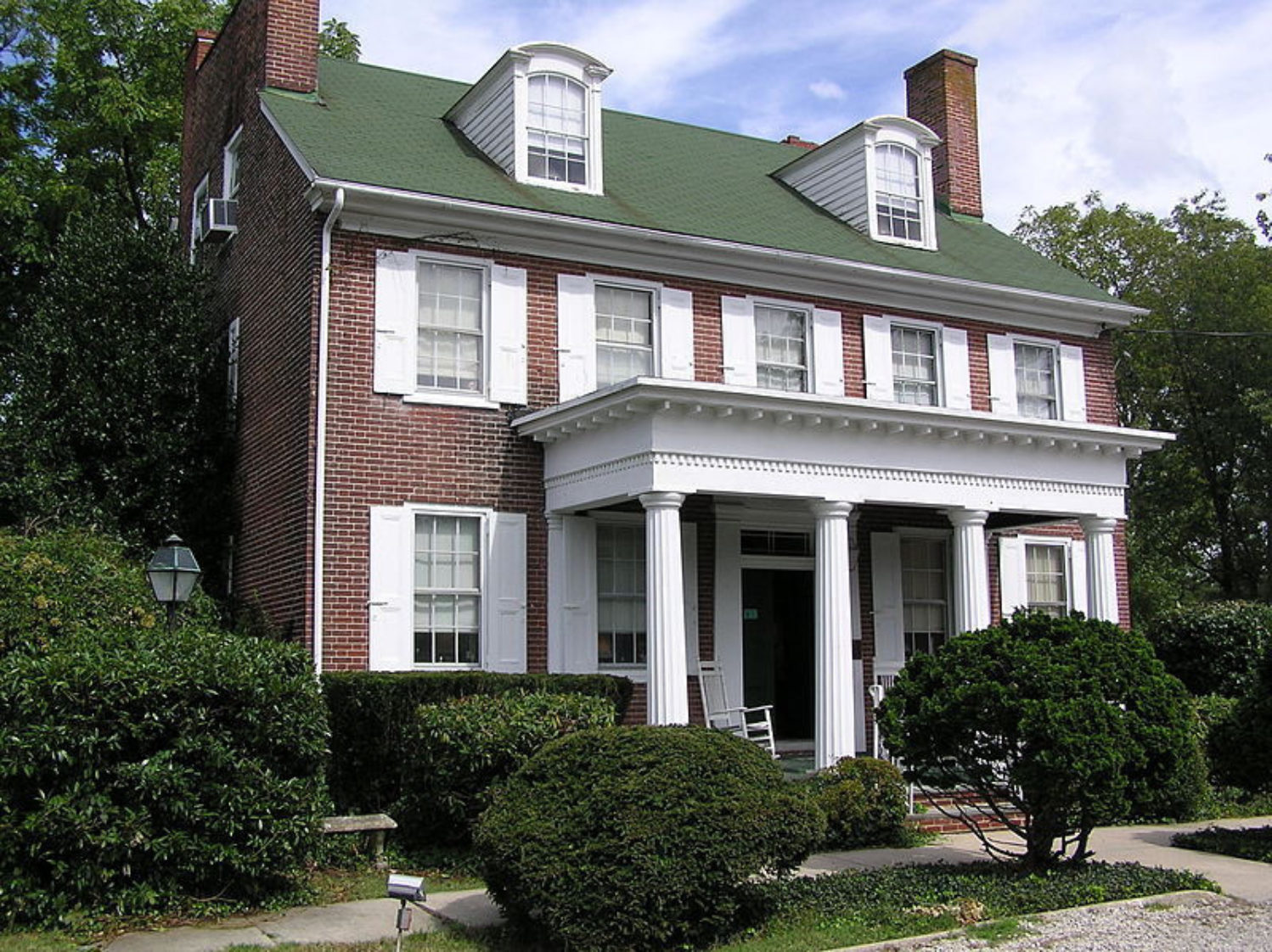 17 Craftsman Style House Design Elements | Allura USA