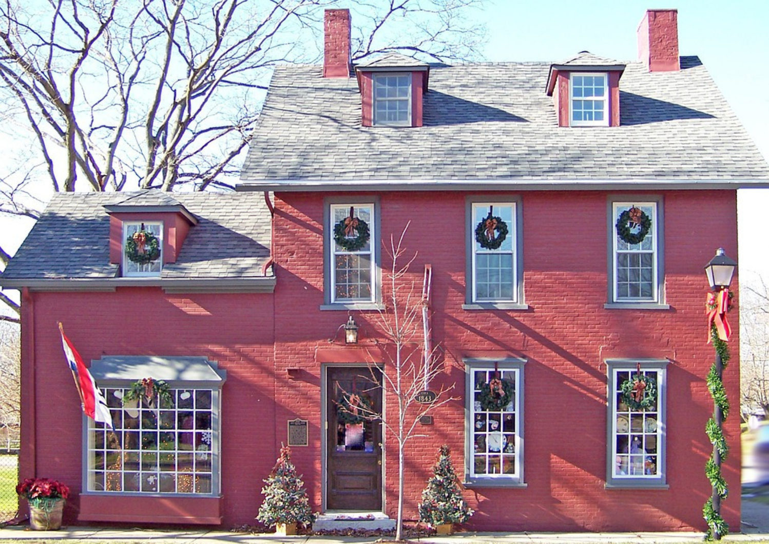 7 Unique Colonial House Siding Ideas for Your House | Allura USA