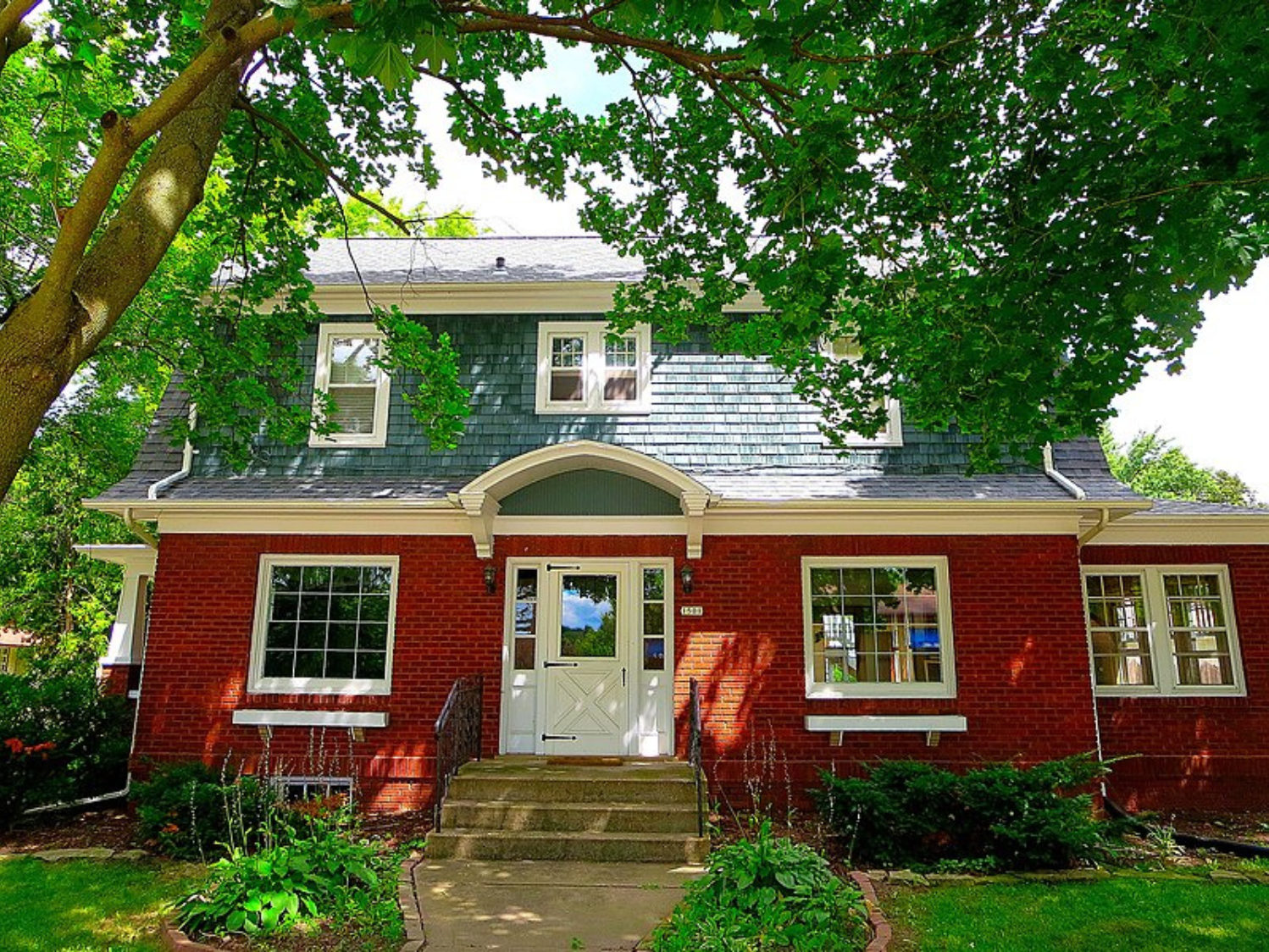 7 Unique Colonial House Siding Ideas for Your House | Allura USA