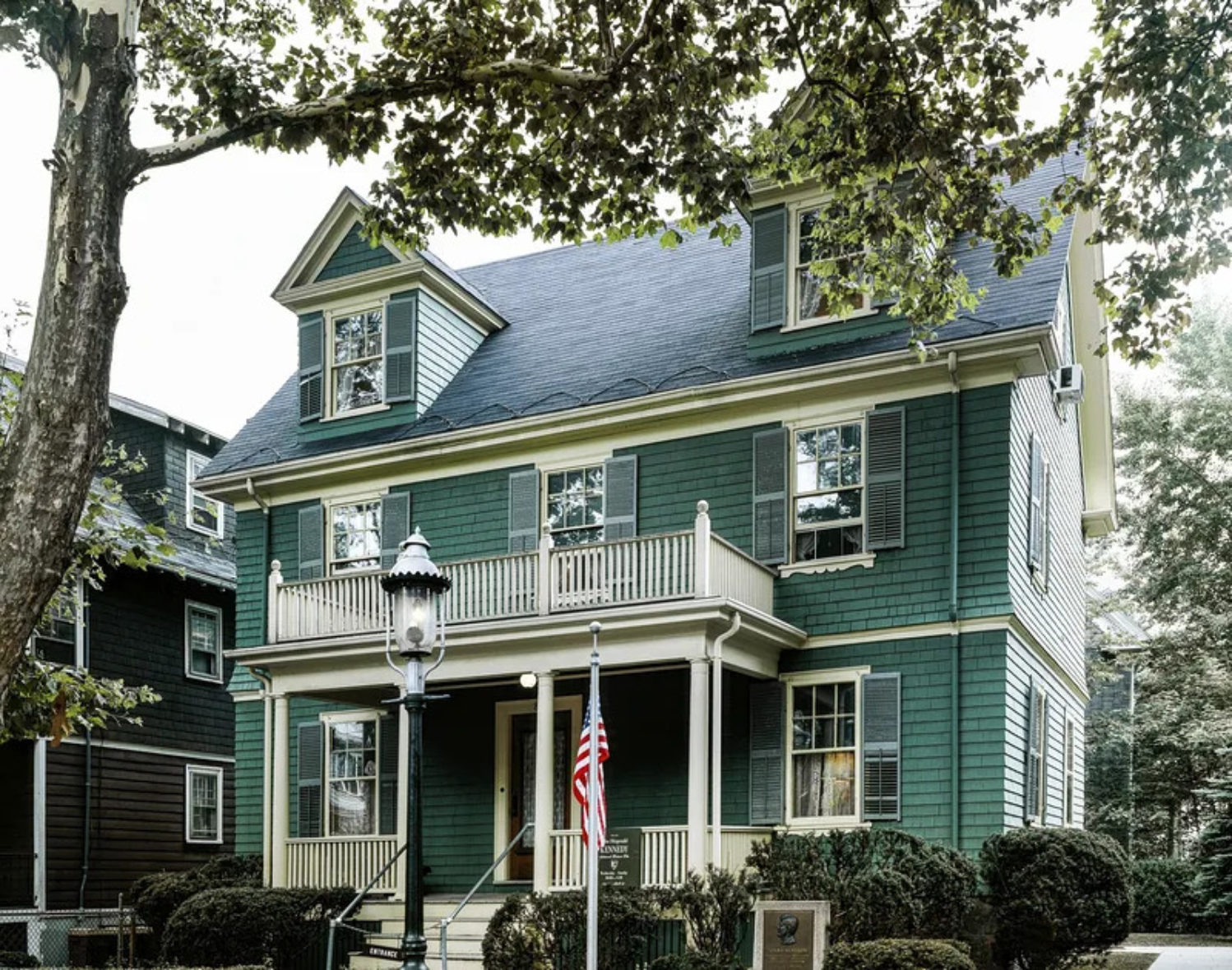 7 Unique Colonial House Siding Ideas for Your House | Allura USA